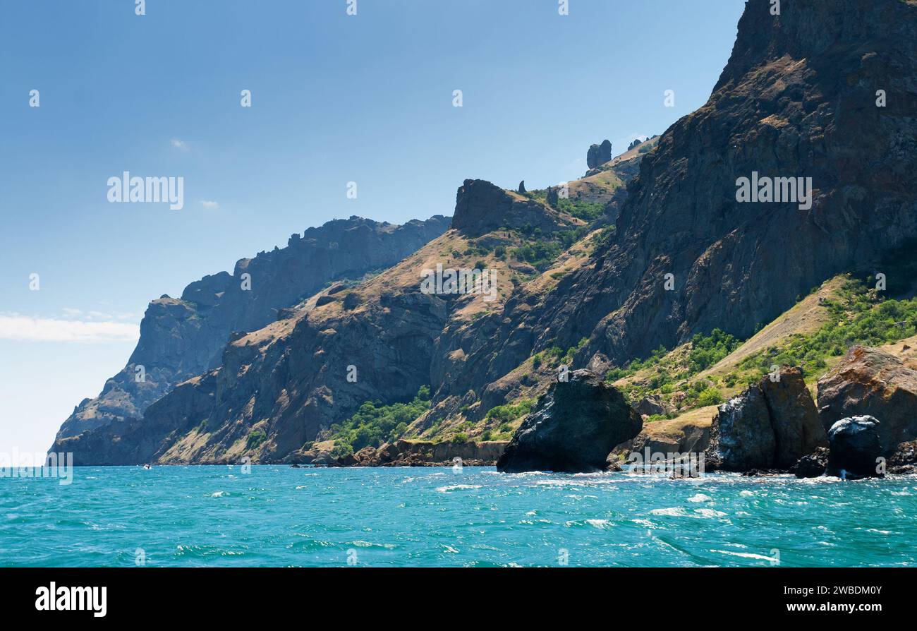 Paysage avec la mer d'azur Banque de photographies et d’images à haute ...