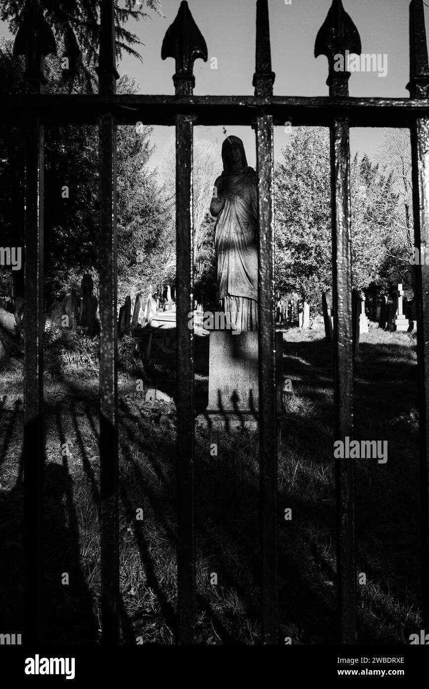 Grave fence Banque d'images noir et blanc - Alamy