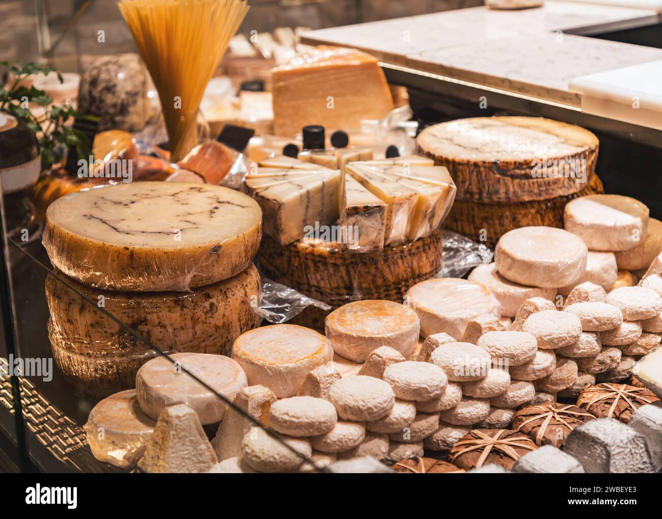 Fromage traditionnel français vendu aux Halles de Lyon Paul Bocuse ...