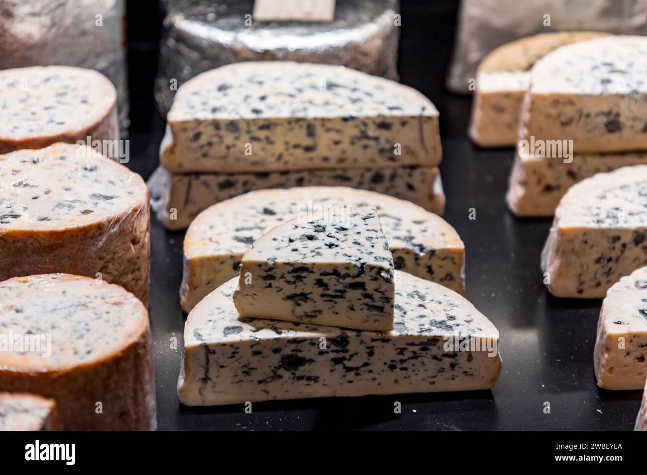 Fromage traditionnel français vendu aux Halles de Lyon Paul Bocuse ...