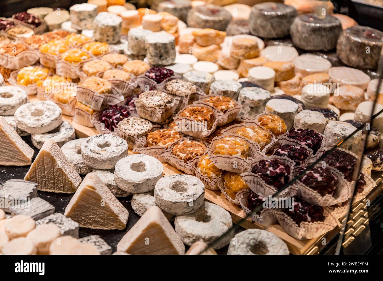 Lyon, France - 30 JANVIER 2022 : fromage traditionnel français vendu ...
