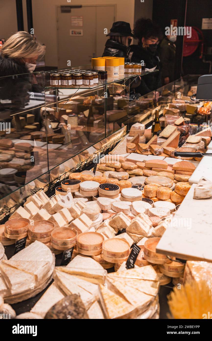 Lyon, France - 30 JANVIER 2022 : fromage traditionnel français vendu ...