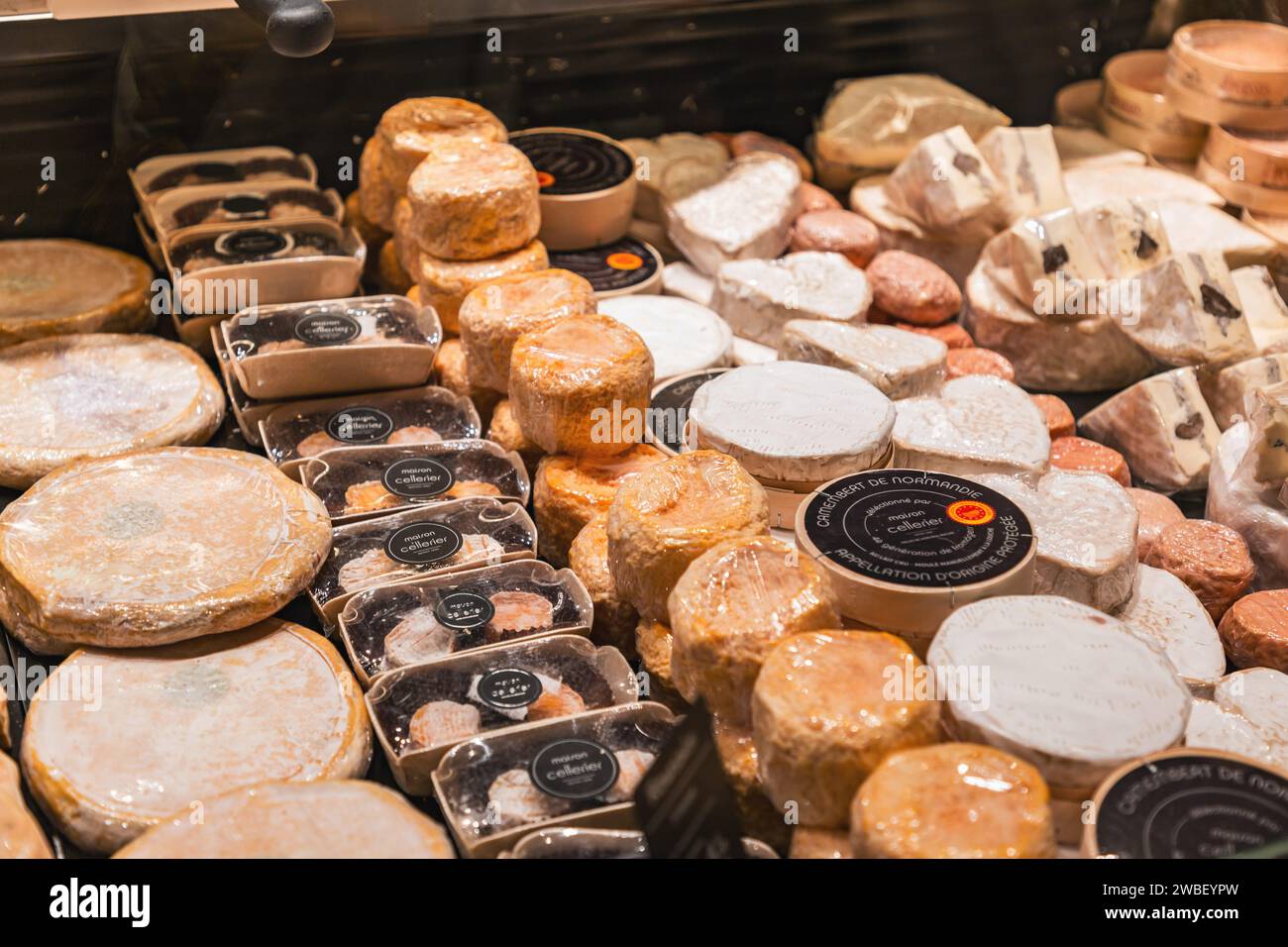 Lyon, France - 30 JANVIER 2022 : fromage traditionnel français vendu ...
