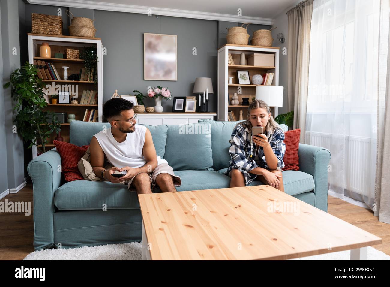 Concept d'ennui. Jeune couple utilisant des smartphones, assis sur le ...