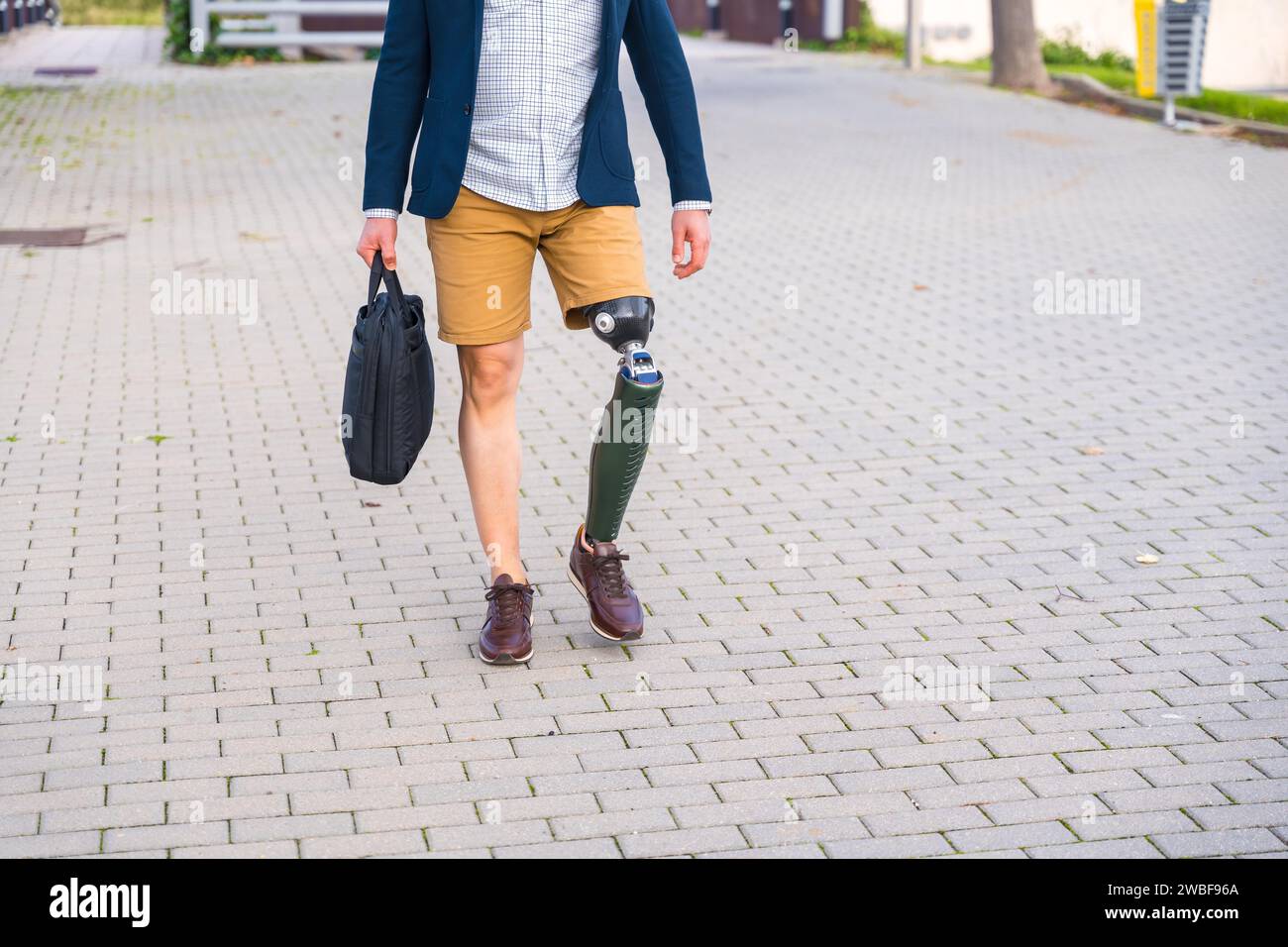 Partie inférieure d'un homme d'affaires méconnaissable et informel avec ...