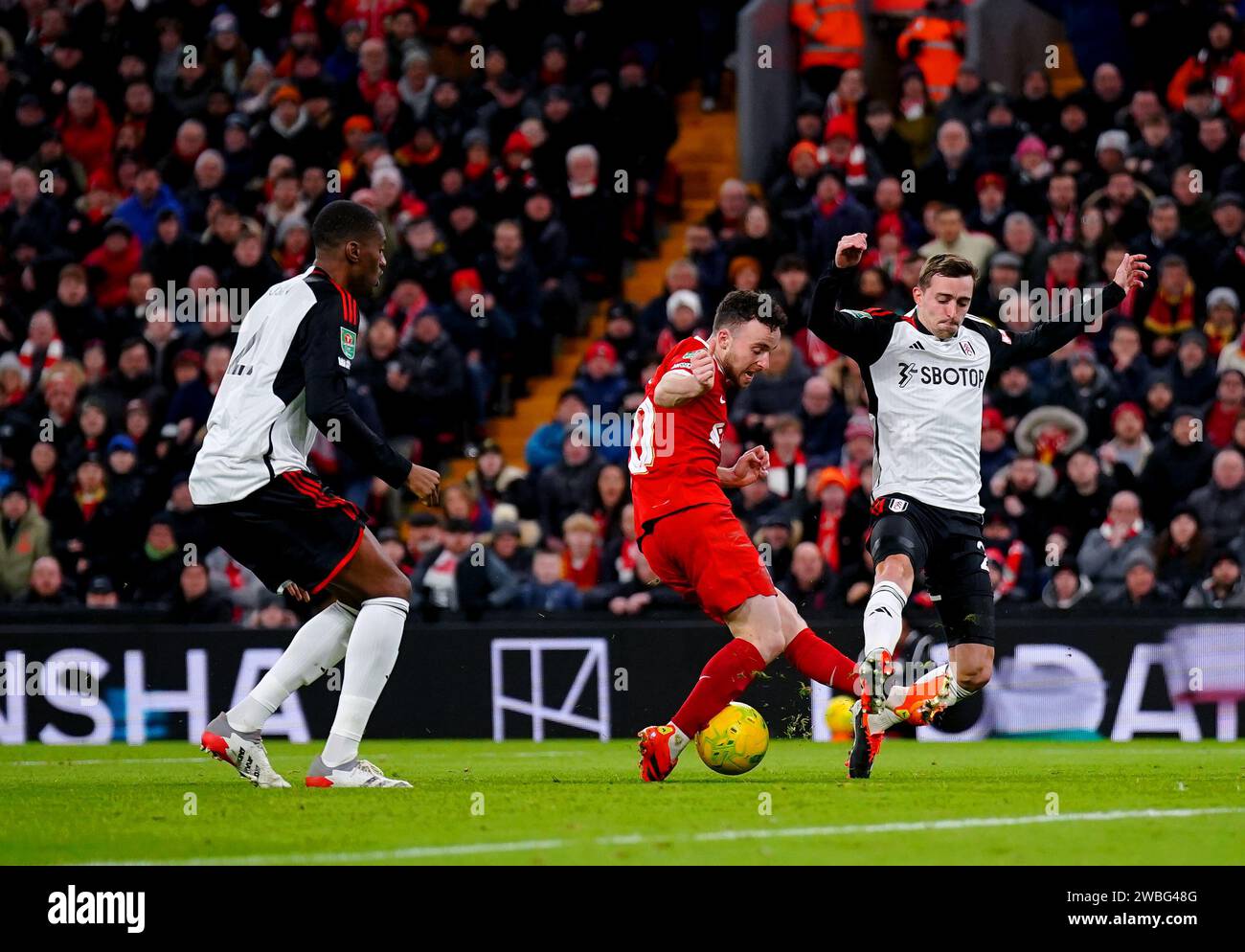 Timothy Castagne de Fulham et Diogo Jota de Liverpool se battent pour ...