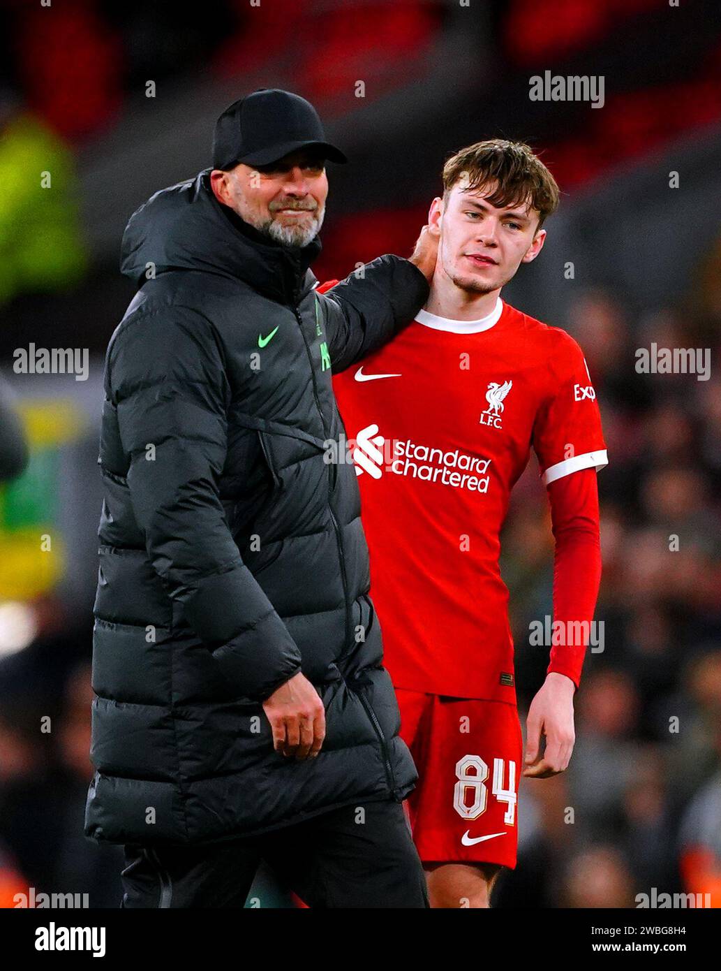 L'entraîneur de Liverpool Jurgen Klopp (à gauche) embrasse Conor ...