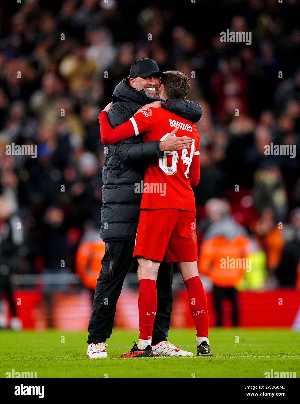L'entraîneur de Liverpool Jurgen Klopp (à gauche) embrasse Conor ...