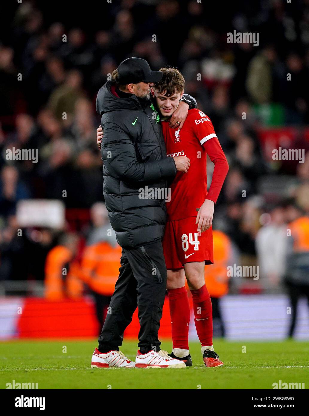 L'entraîneur de Liverpool Jurgen Klopp (à gauche) embrasse Conor ...