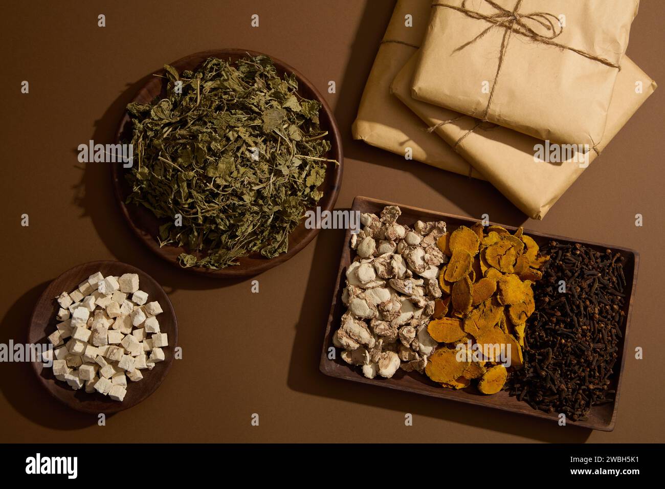 Feuilles de menthe séchées, Poria cocos, gingembre de sable, curcuma ...