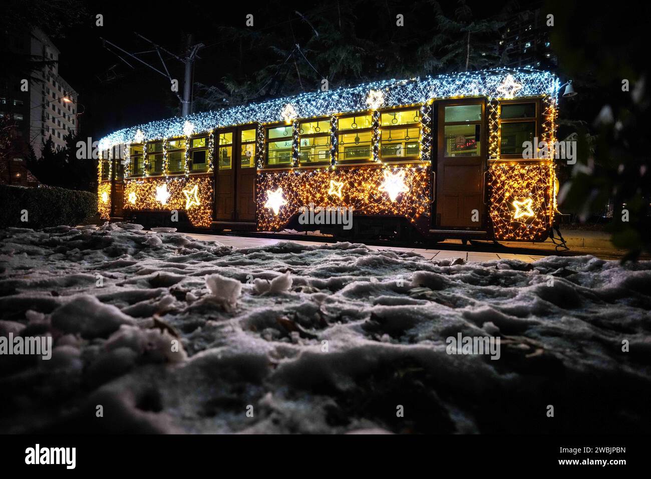 Dalian, province chinoise du Liaoning. 9 janvier 2024. Un tramway ...