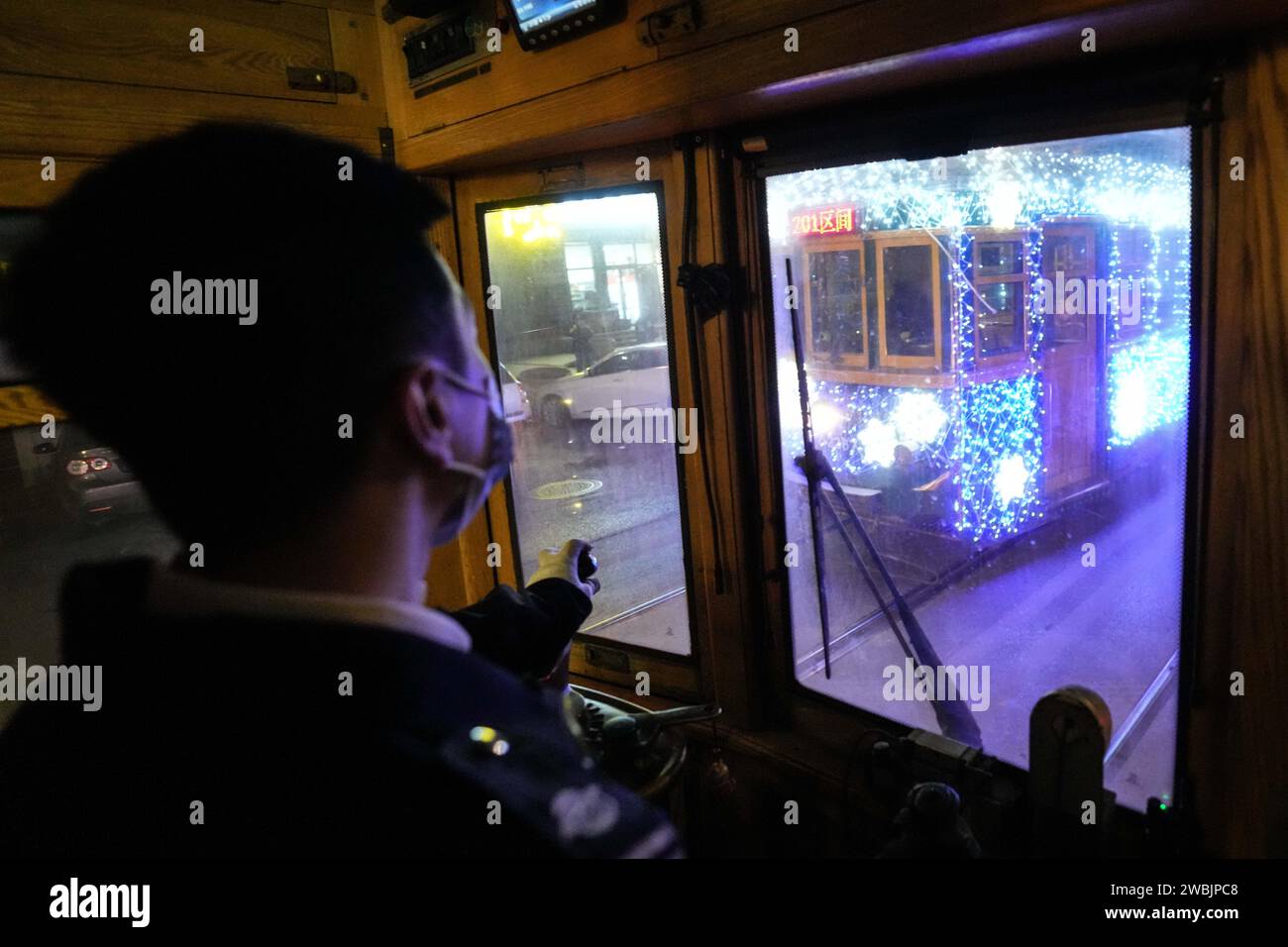 Dalian, province chinoise du Liaoning. 8 janvier 2024. Le chauffeur de ...