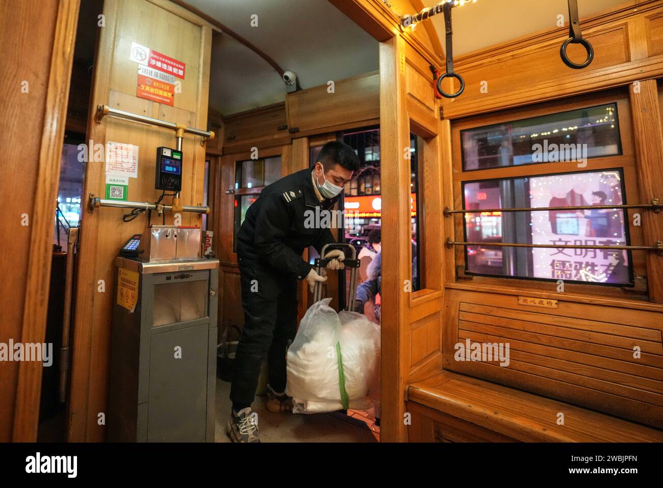Dalian, province chinoise du Liaoning. 8 janvier 2024. Le chauffeur de ...