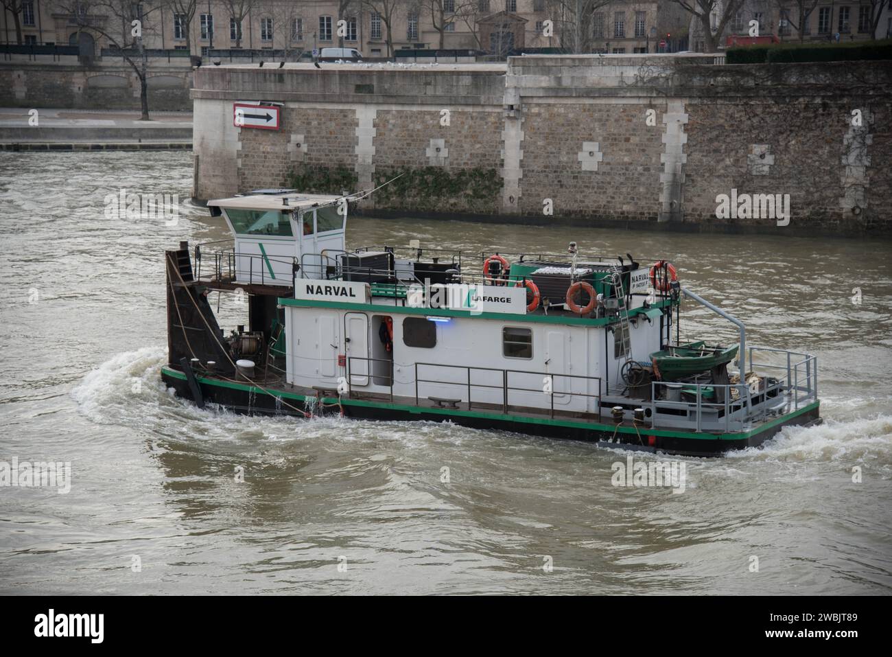 Bateau pousseur LAFARGE CIMENT sur le fleuve de la Seine à Paris France ...