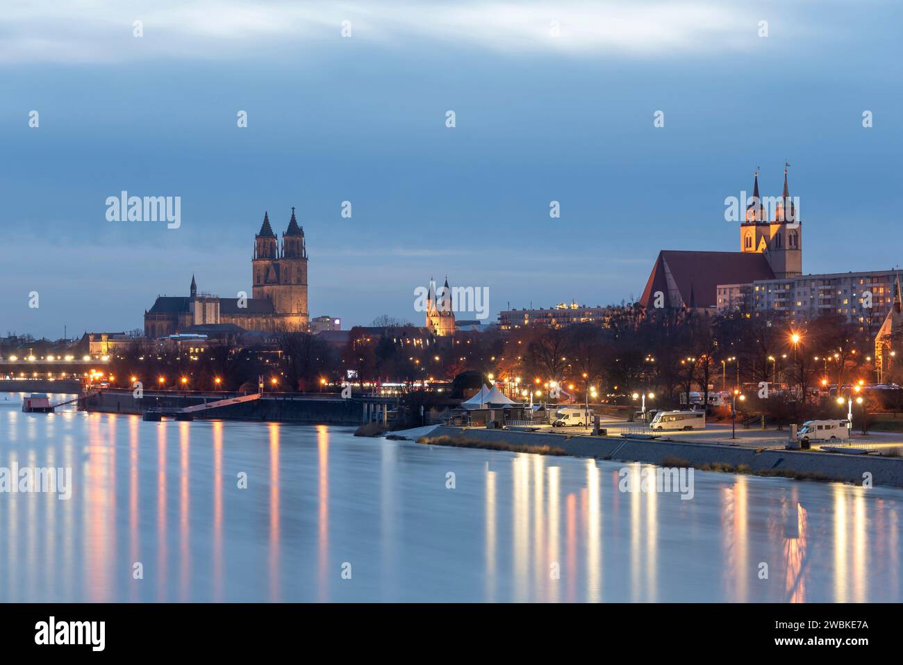 Cathédrale de Magdeburg, à droite de celui-ci Monastère notre-Dame et ...