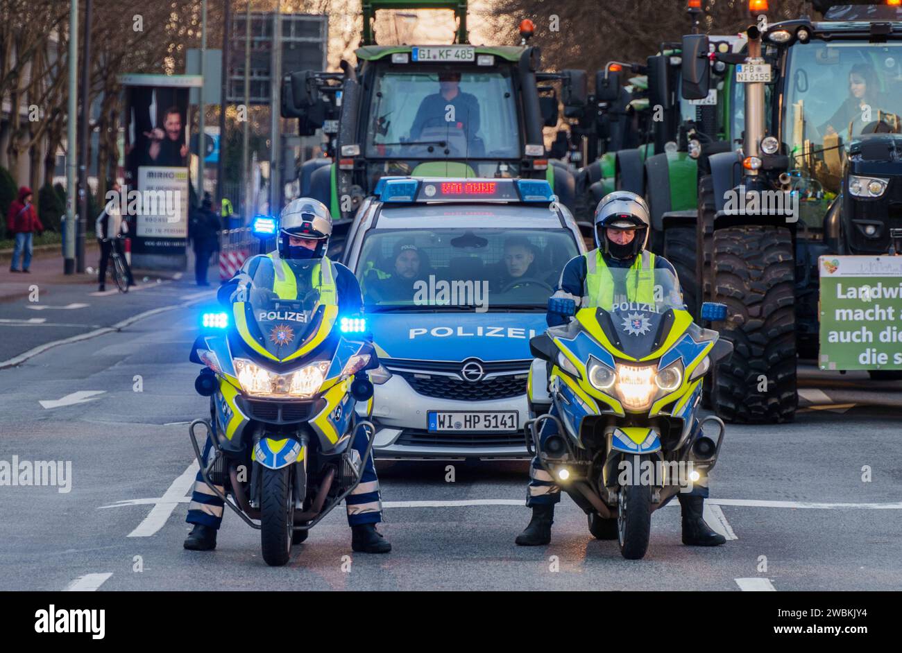 11 janvier 2024, Hesse, Francfort-sur-le-main : la police motorisée ...