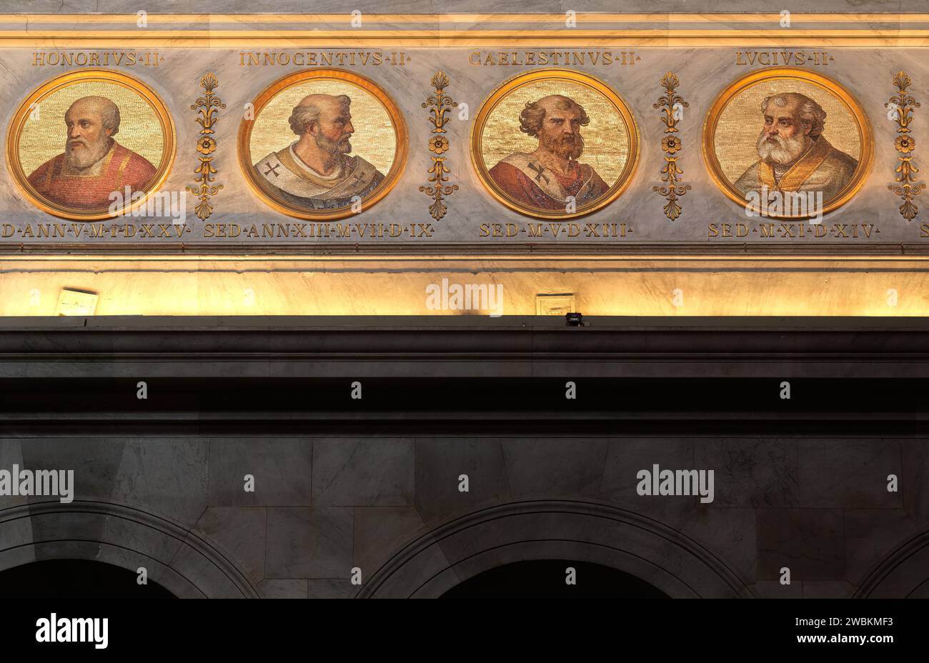 Portraits en mosaïque, des Papes Honorius II, Innocent II, Célestin II et Lucius II, sur un mur ...
