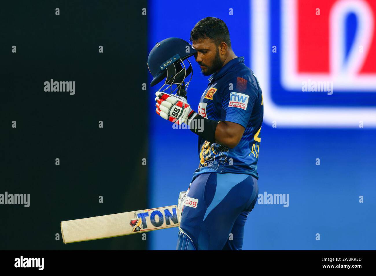 Colombo, Sri Lanka. 11 janvier 2024. Le Sri Lanka Avishka Fernando quitte le terrain après son ...