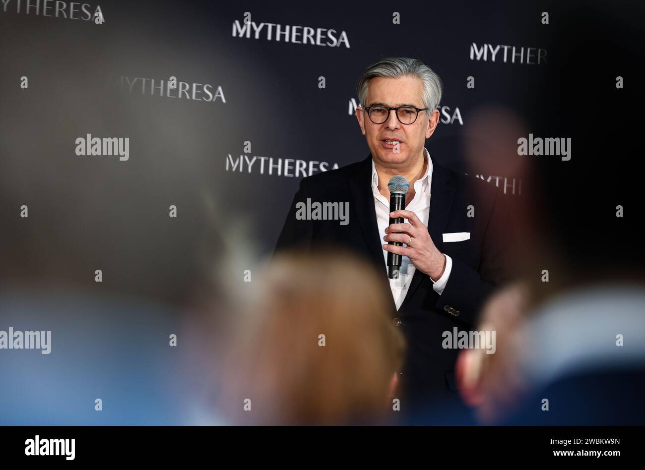 11 janvier 2024, Saxe, Schkeuditz : Michael Kliger, PDG de Mytheresa, prend la parole lors de l ...