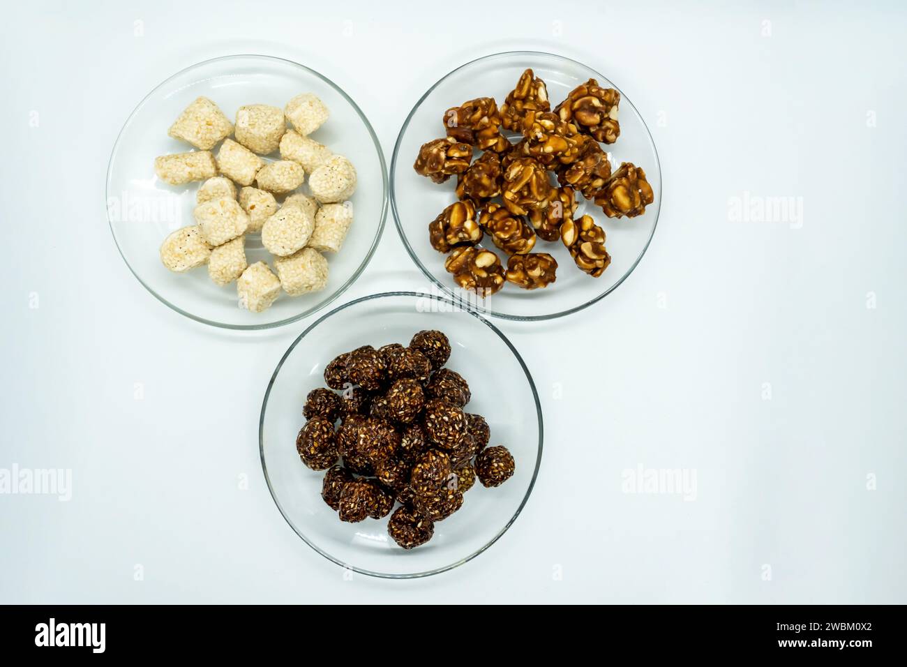 Trois planches pleines de Sesame Ladoo, Til ko Laddu, Jaggery Peanuts ...