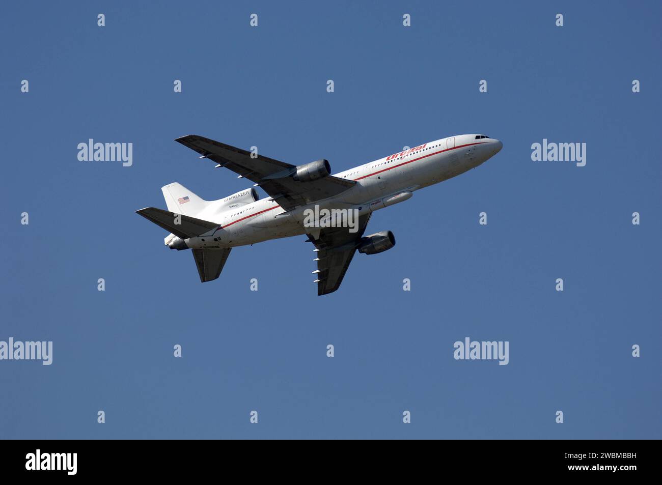 BASE AÉRIENNE DE VANDENBERG, FLA. - L'avion orbital Sciences L-1011 ...