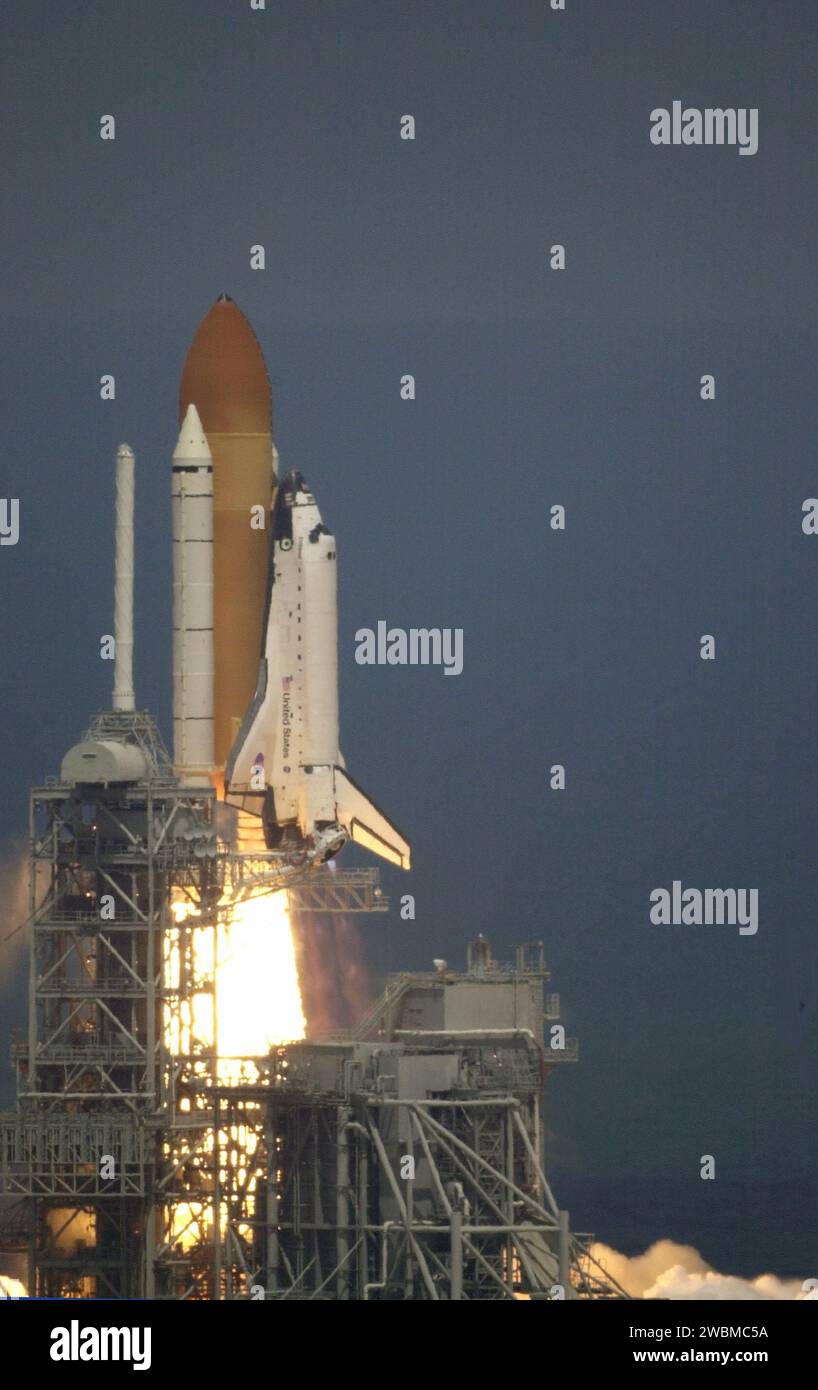 CENTRE SPATIAL KENNEDY, FLA. -- la navette spatiale Endeavour commence ...