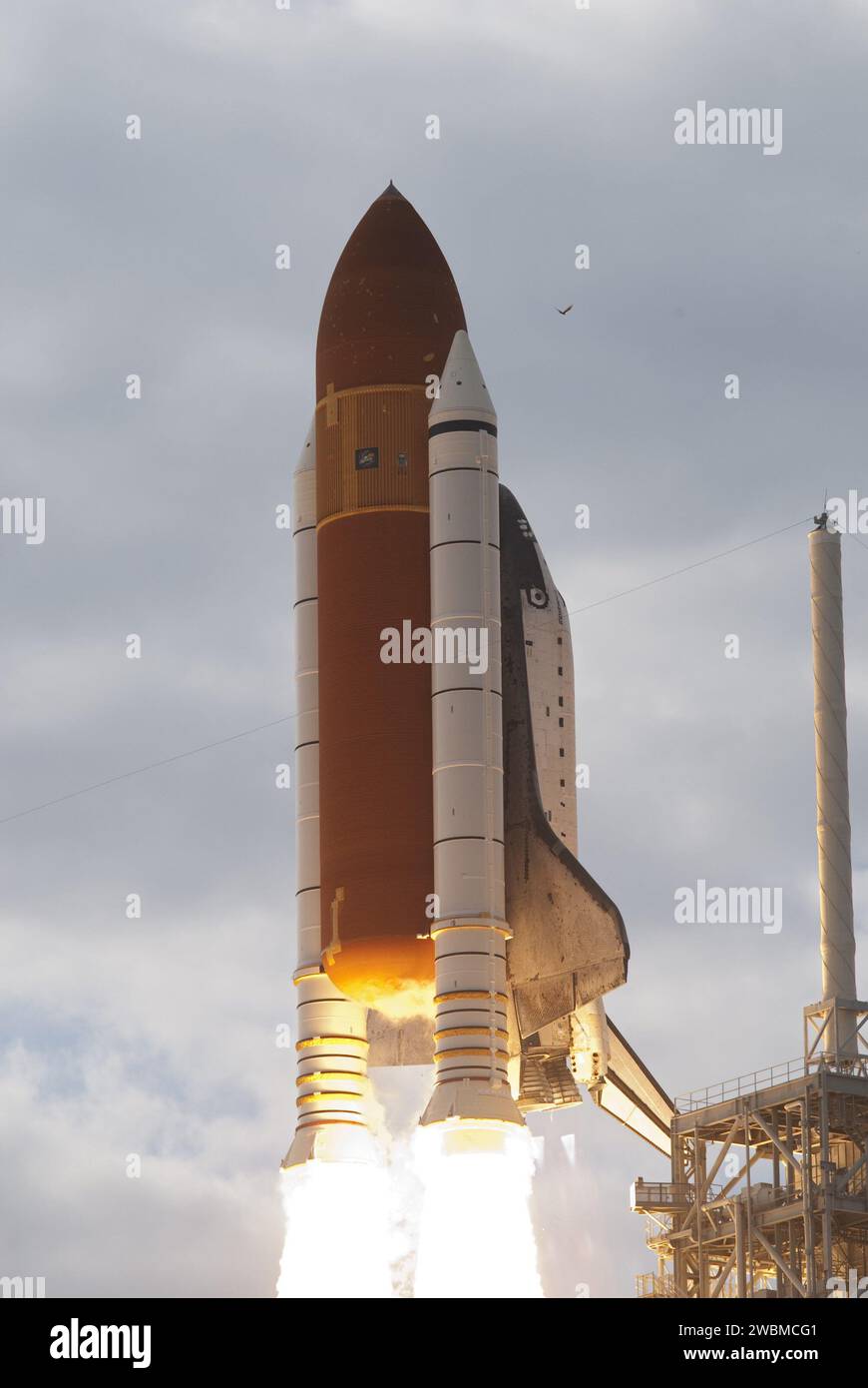 CAP CANAVERAL, Floride. -- la navette spatiale Endeavour monte en ...