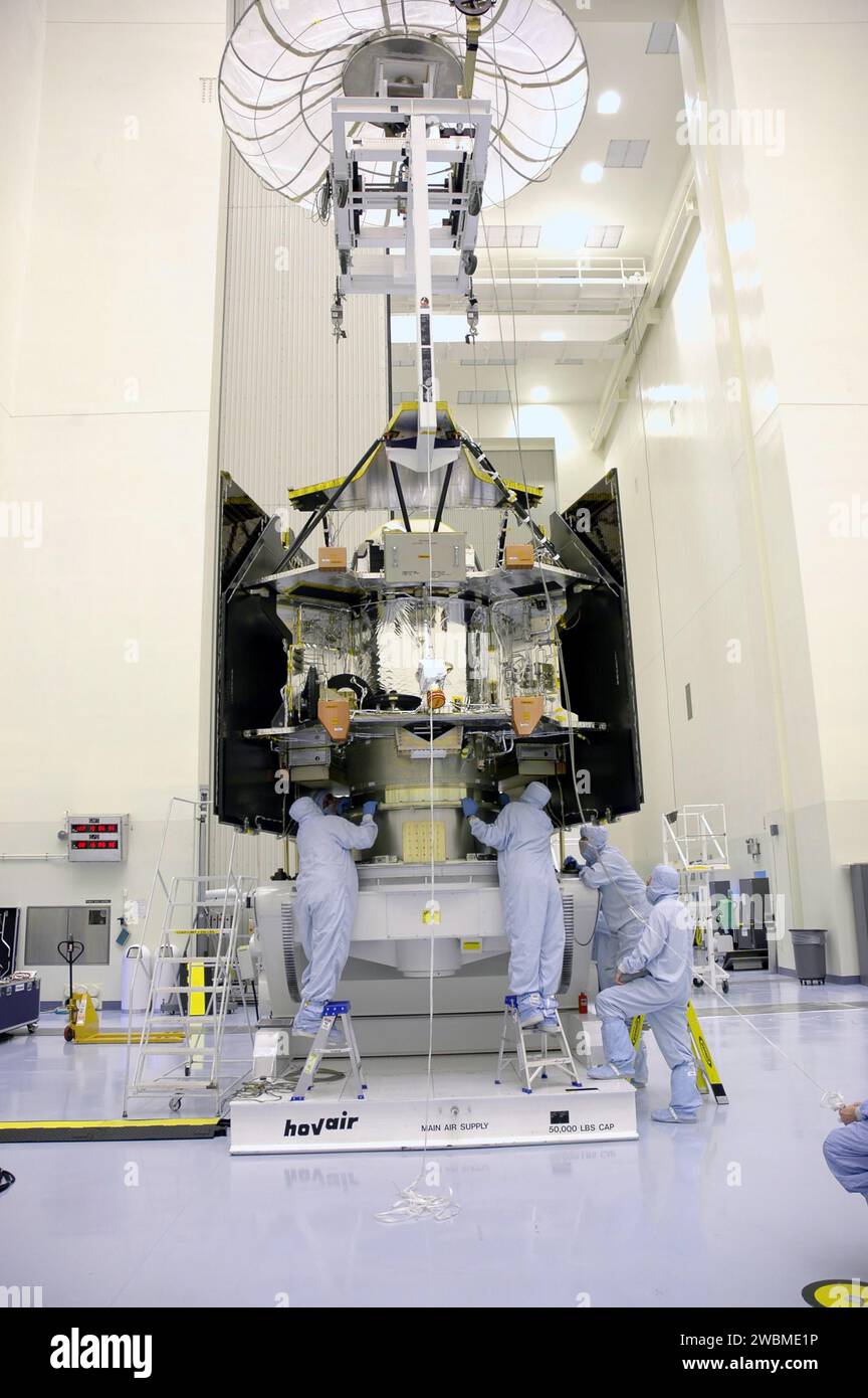 CENTRE SPATIAL KENNEDY, FLA. - Dans une salle blanche à l'intérieur du ...