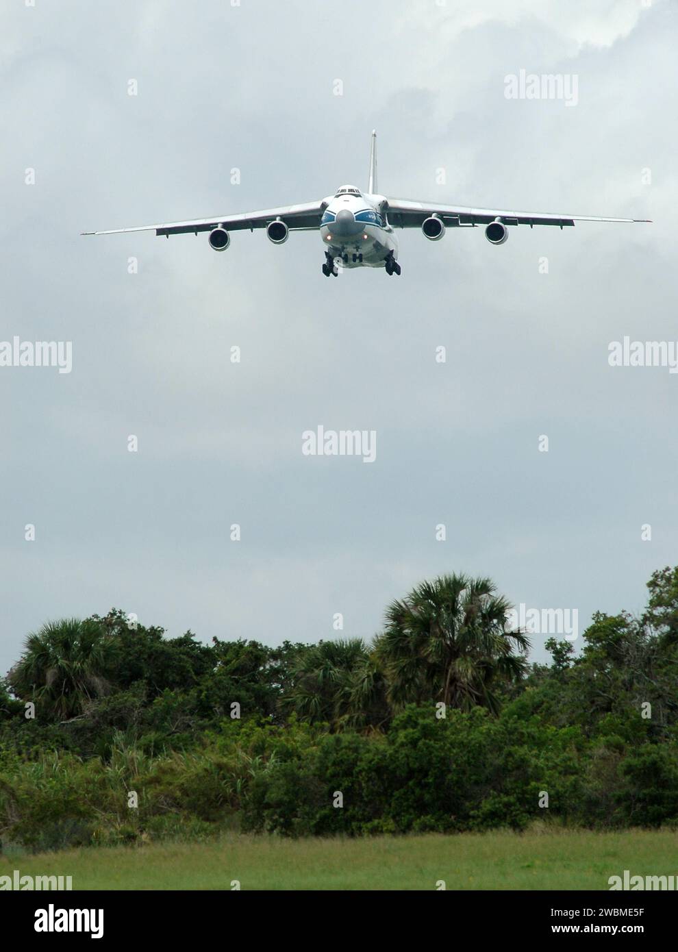 CENTRE SPATIAL KENNEDY, FLA. - Un avion cargo russe Antonov AH-124-100 ...