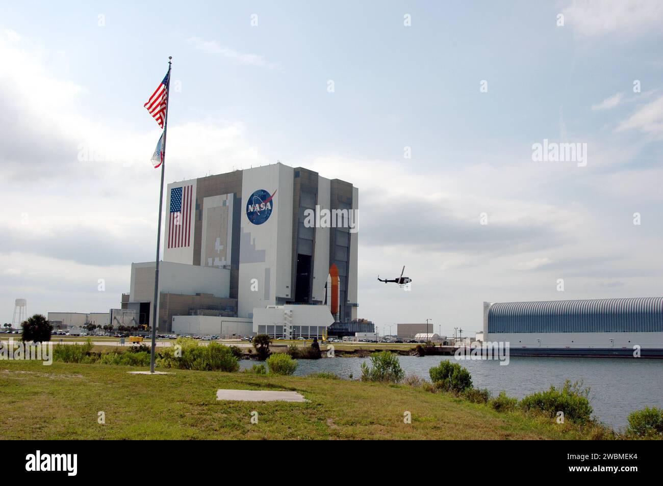 CENTRE SPATIAL KENNEDY, FLA. - La navette spatiale Discovery, au sommet ...