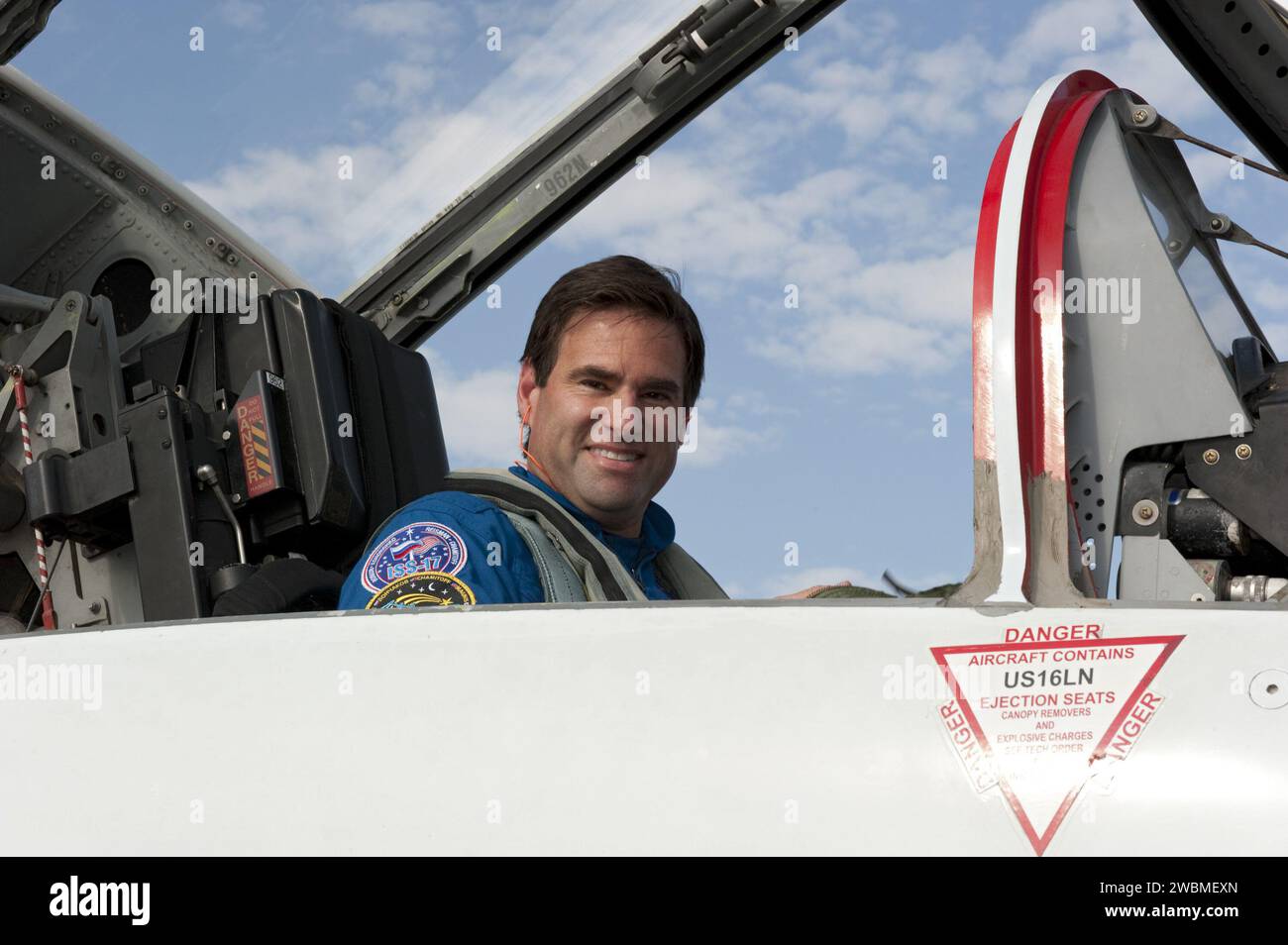 CAP CANAVERAL, Floride. -- Greg Chamitoff, spécialiste de mission STS-134, arrive à bord d'un ...