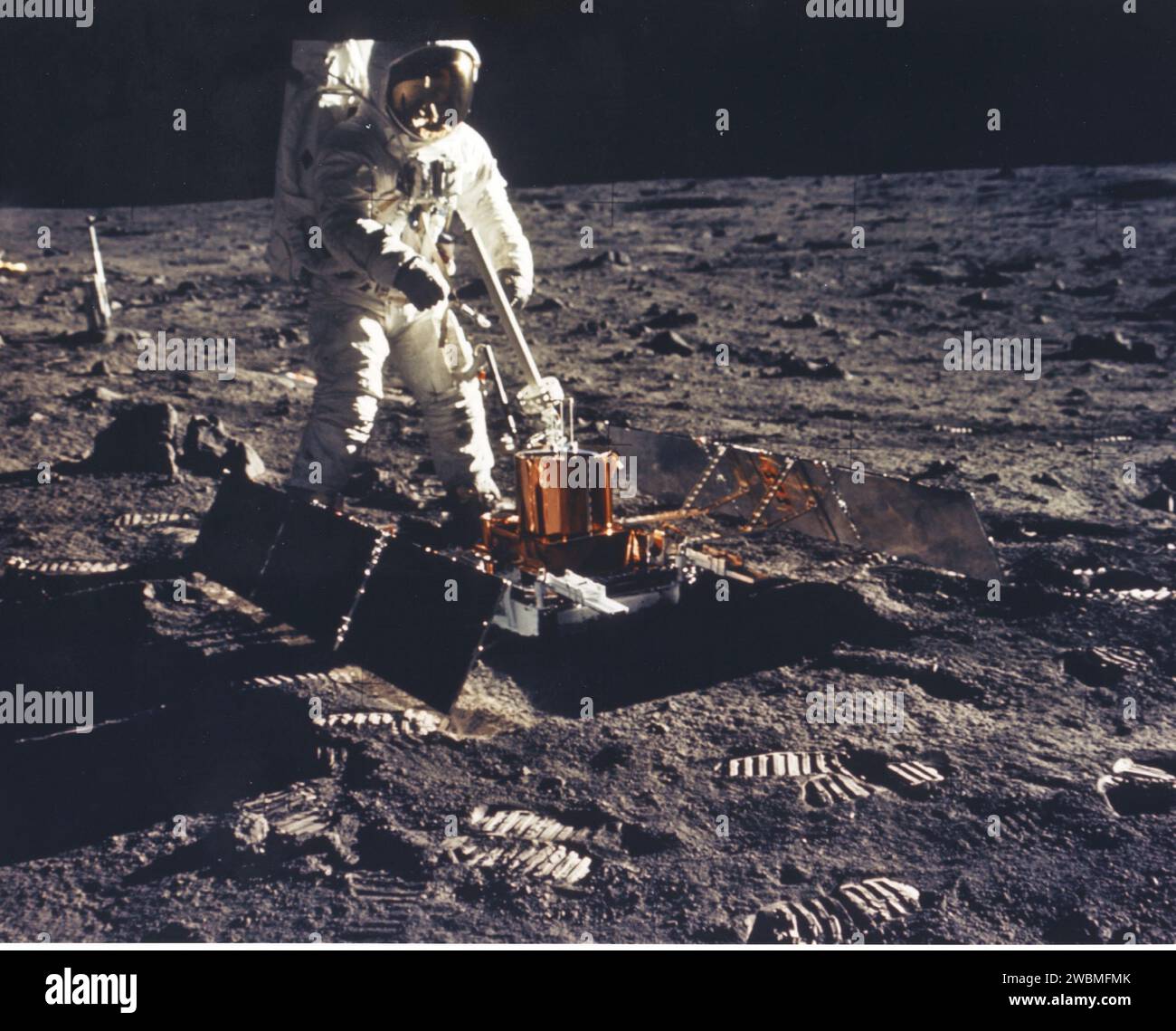 JOHNSON SPACE CENTER, HOUSTON, TEXAS - Apollo 11 Lunar module Pilot Edwin E. Aldrin Jr. Déploie ...