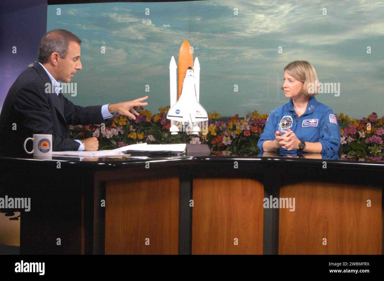 CENTRE SPATIAL KENNEDY, FLA. - Matt Lauer, co-présentateur de NBC News aujourd’hui, discute avec ...