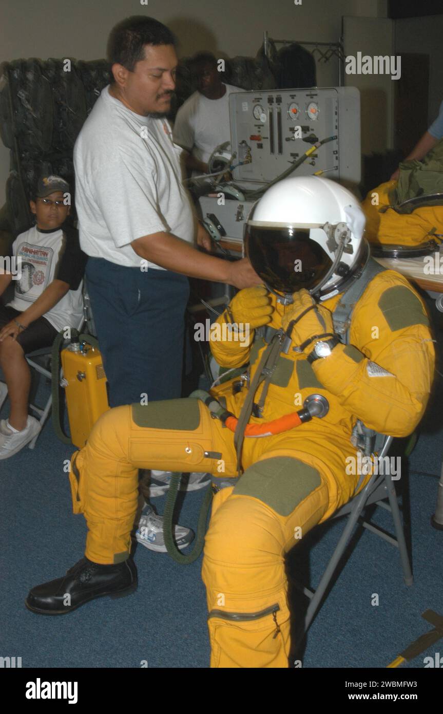 CENTRE SPATIAL KENNEDY, FLA. - Le pilote de la NASA Rick Hull sécurise ...