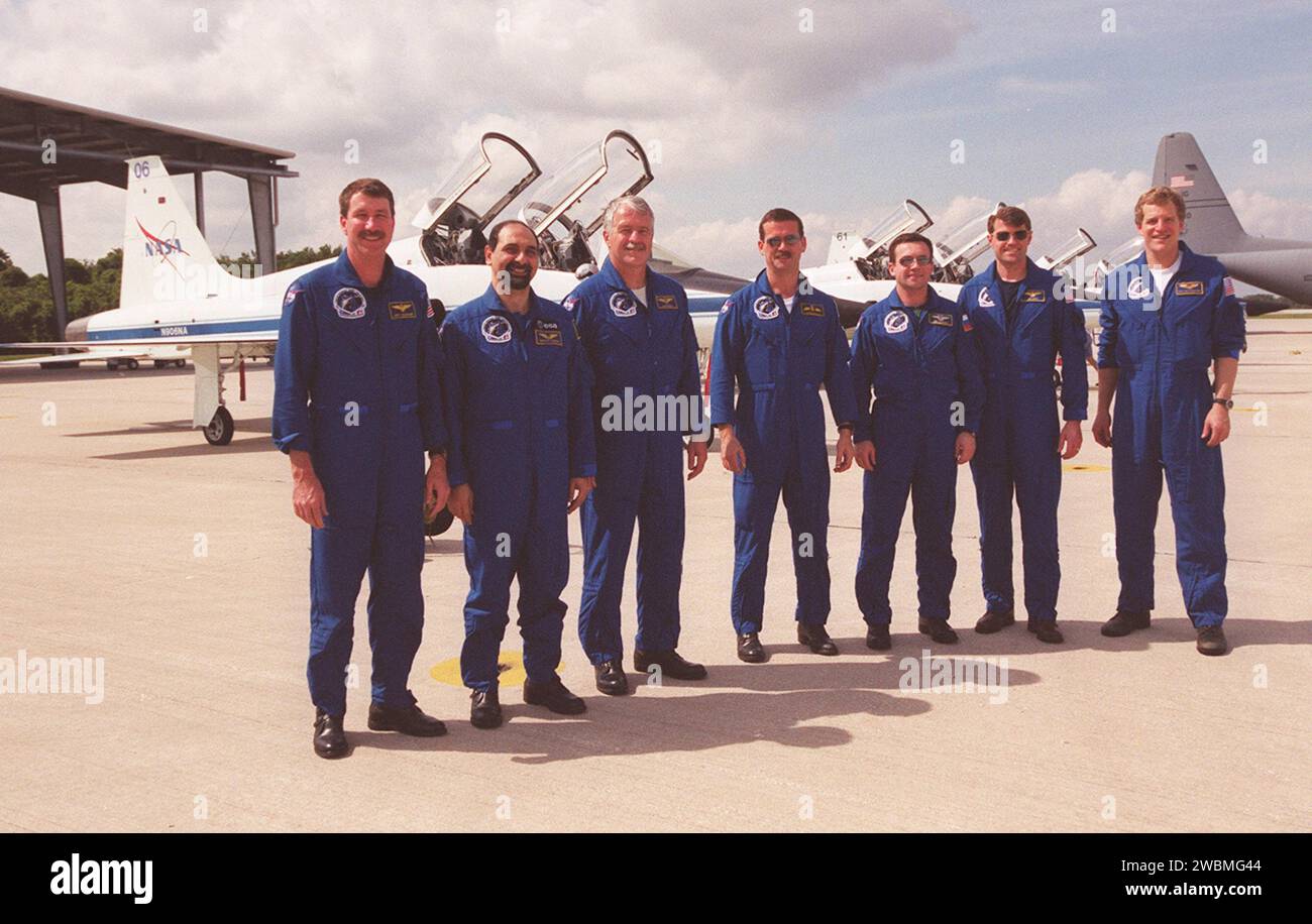 L'équipage de STS-100 pose pour une photo après son arrivée au KSC pour ...