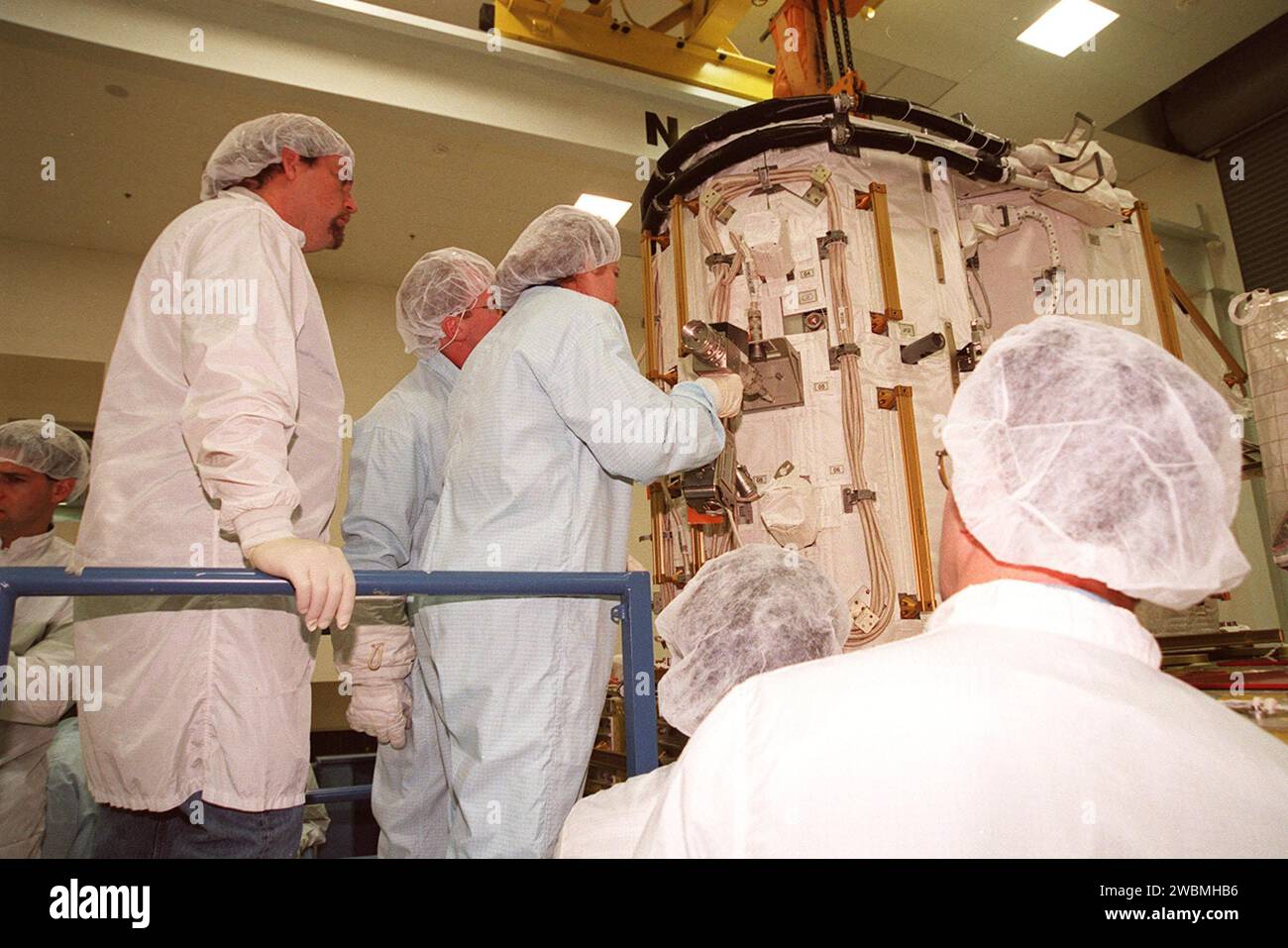 CENTRE SPATIAL KENNEDY, FLA. -- au SPACEHAB, les membres de l'équipage ...