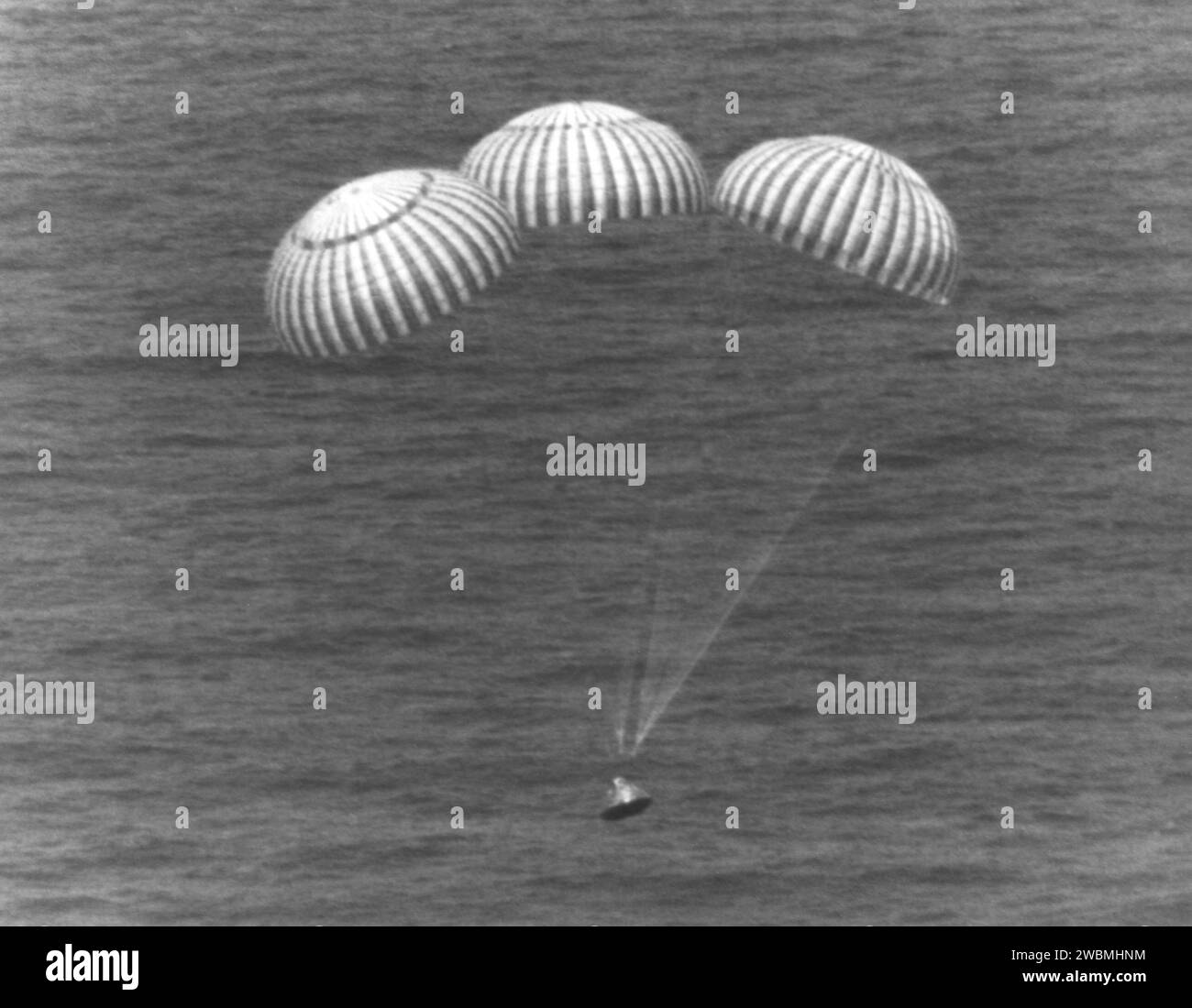 CENTRE SPATIAL KENNEDY, FLA. -- les trois parachutes principaux ...