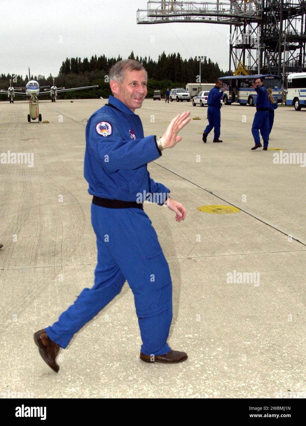 CENTRE SPATIAL KENNEDY, FLA. -- le commandant de mission STS-98 Kenneth ...