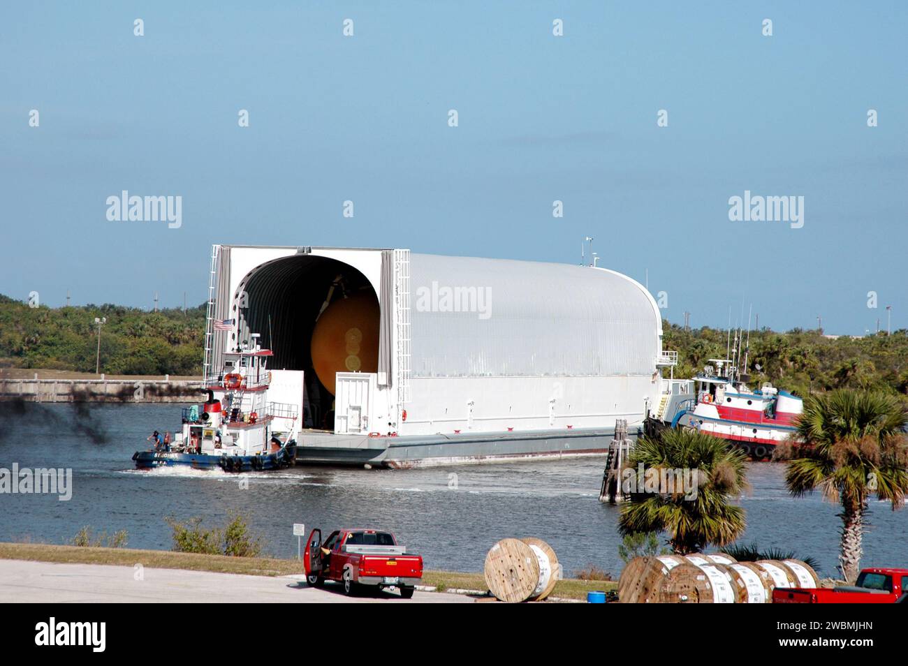 CENTRE SPATIAL KENNEDY, FLA. - Les remorqueurs manœuvrent la barge ...