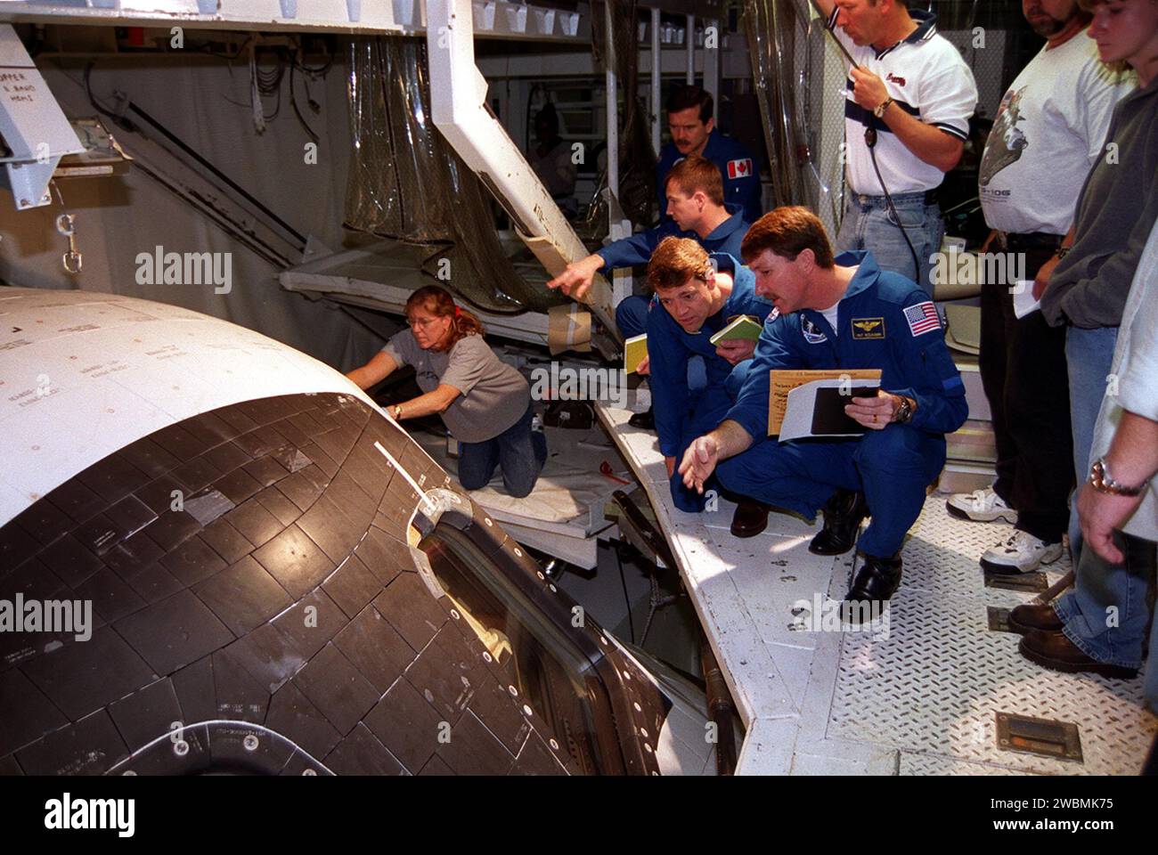 Les membres de l'équipage de STS-100 vérifient Endeavour à l'intérieur ...