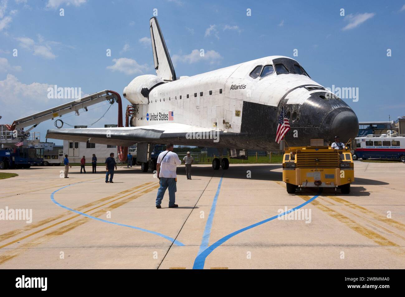 CAP CANAVERAL, Floride. -- Un véhicule "remorqué" tire lentement la ...