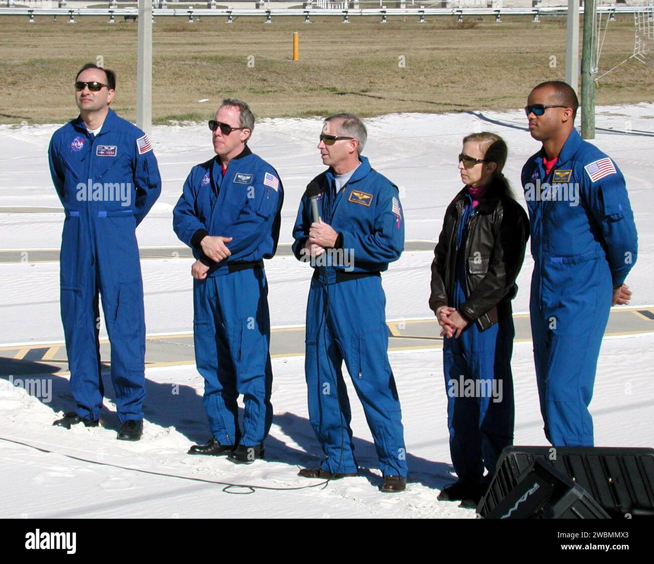 KENNEDY SPACE CENTER, FLORIDE. -- l'équipage de STS-98 parle à la ...