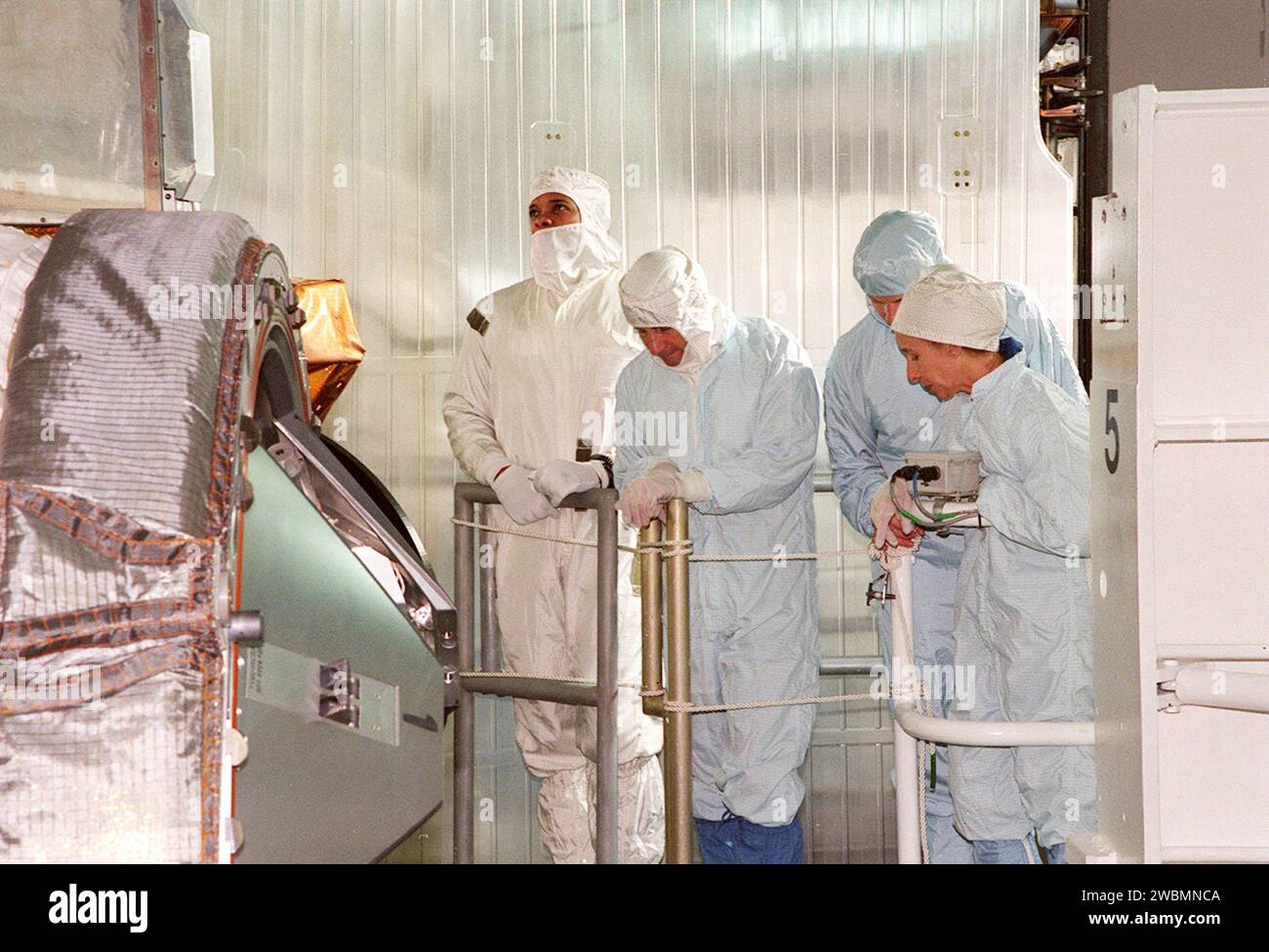 CENTRE SPATIAL KENNEDY, FLA. -- le spécialiste de mission STS-98 Robert ...