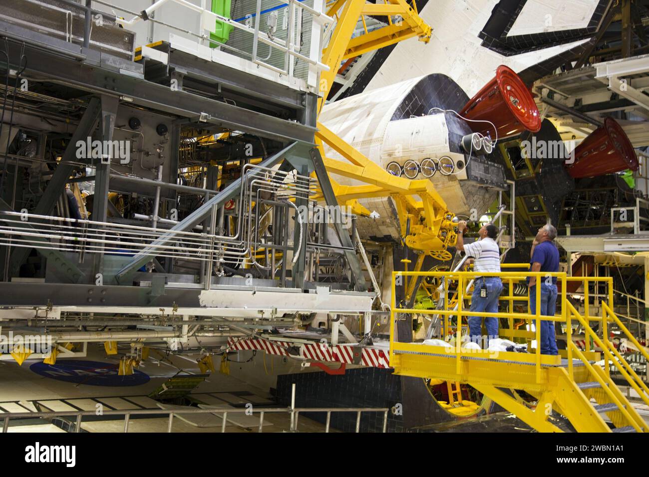 CAP CANAVERAL, Floride. -- dans Orbiter Processing Facility-1 au Kennedy Space Center de la NASA ...