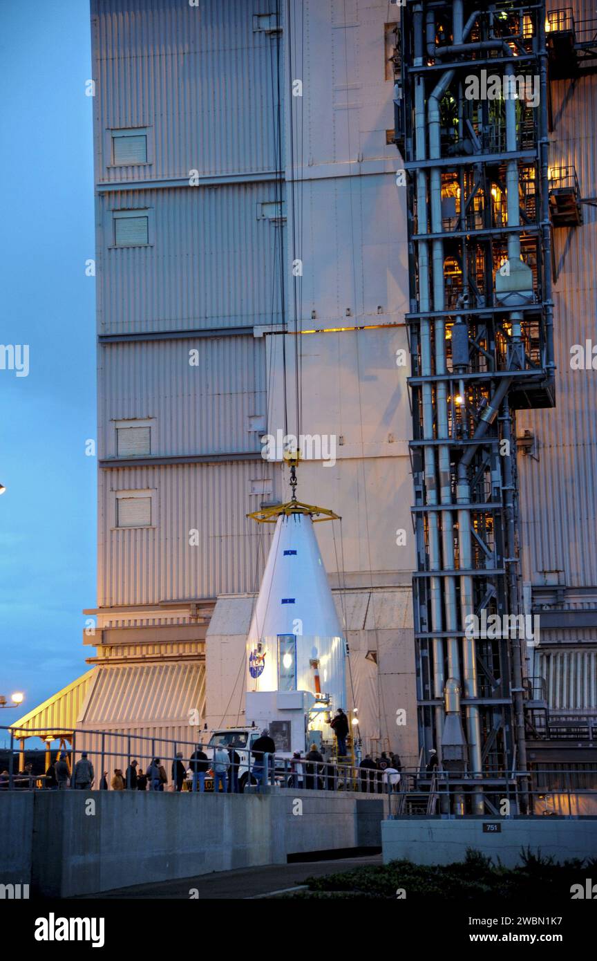 Base aérienne de VANDENBERG, Californie -- le carénage de charge utile ...