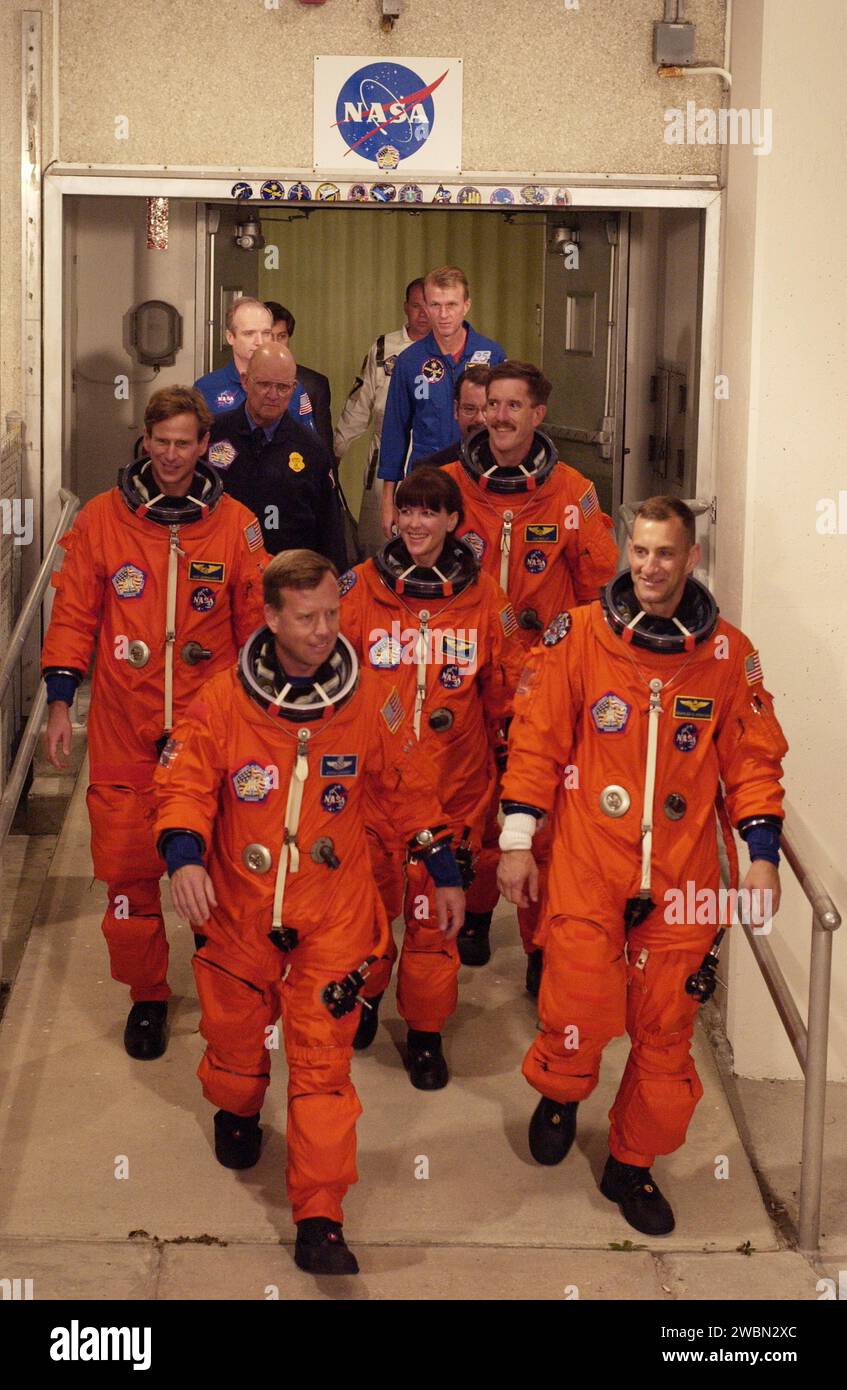 KENNEDY SPACE CENTER, FLORIDE. -- l'équipage de STS-104 sort du ...