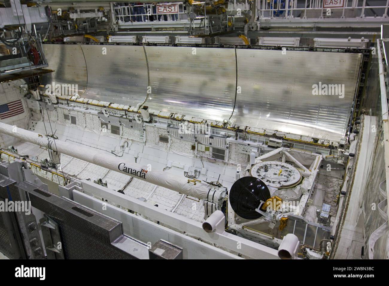 CAP CANAVERAL, Floride. – Dans l’Orbiter Processing Facility-1 du Kennedy Space Center de la ...