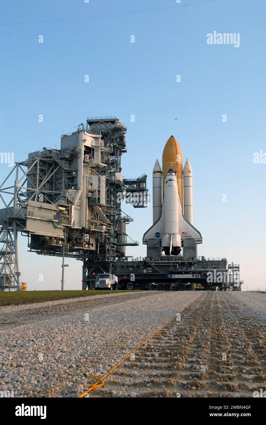 CAP CANAVERAL, Floride. – La navette spatiale Endeavour se tient debout ...