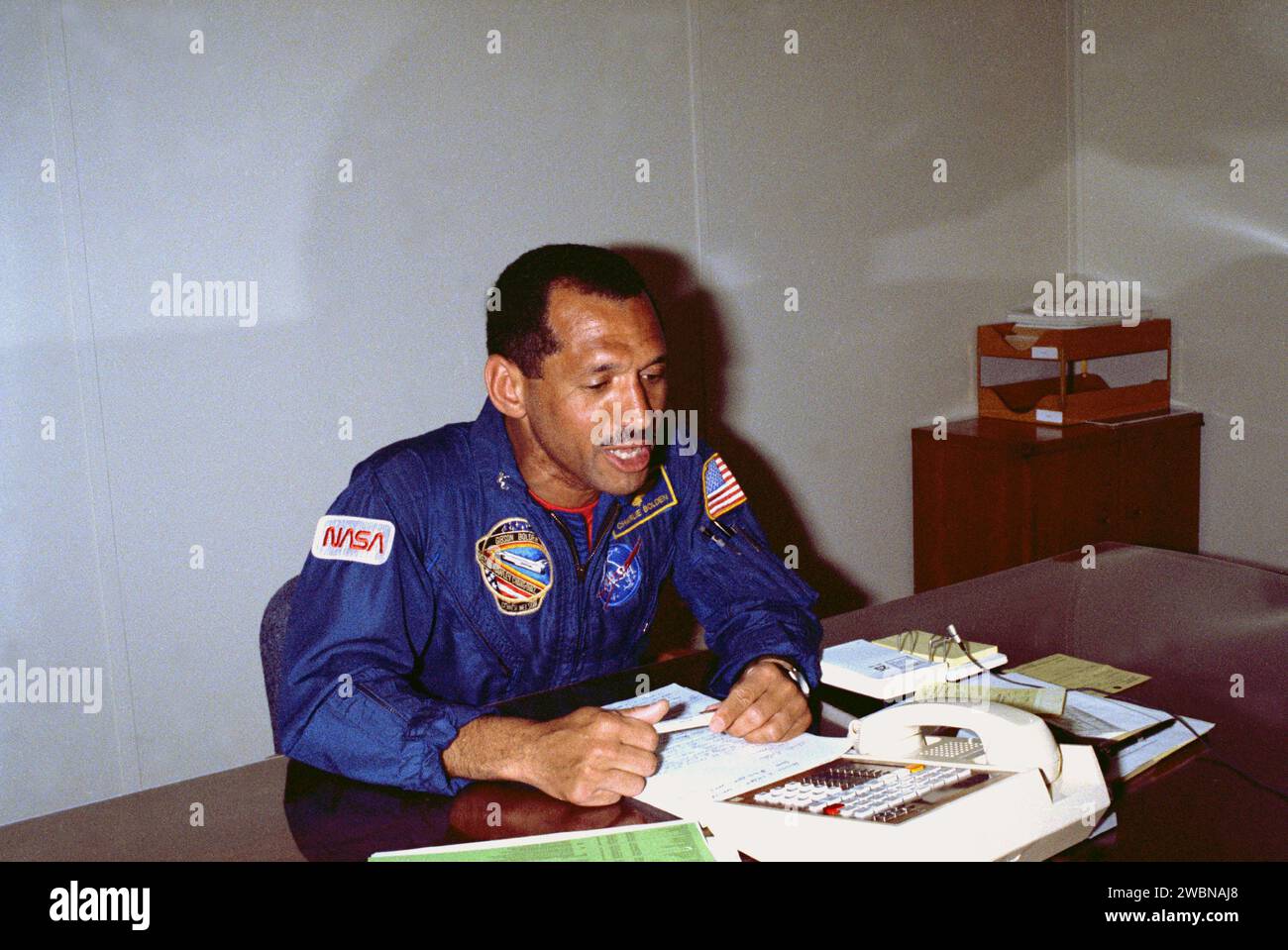 CENTRE SPATIAL KENNEDY, FLA. -- à 1 30 h HNE, le matin du lancement ...