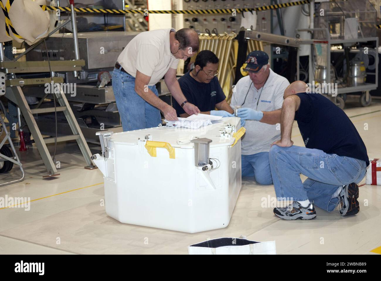 CAP CANAVERAL, Floride. – Dans l'Orbiter Processing Facility-1 du ...